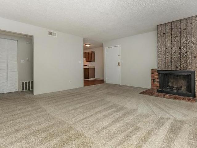 1 Br, 1 bath, Apartment 2110 E La Salle St