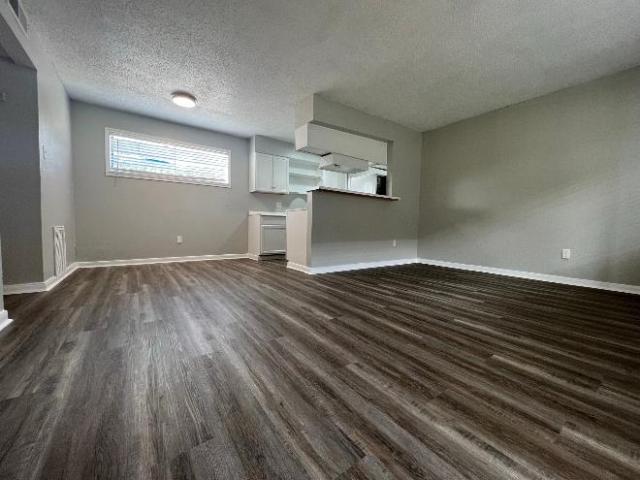 1 Br, 1 bath, Apartment 2120 Strawberry Road