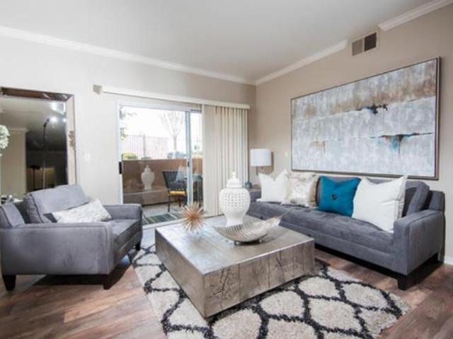 1 Br, 1 bath, Apartment 2121 Sunset Blvd