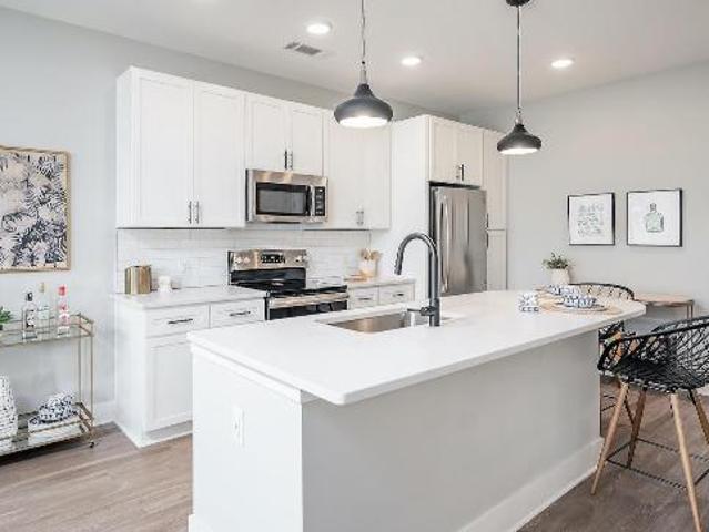 1 Br, 1 bath, Apartment 2250 Hawkins St