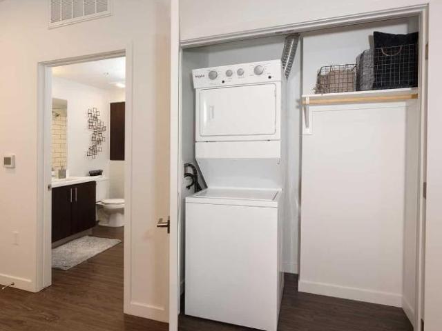 1 Br, 1 bath, Apartment 228 W Pomona Ave