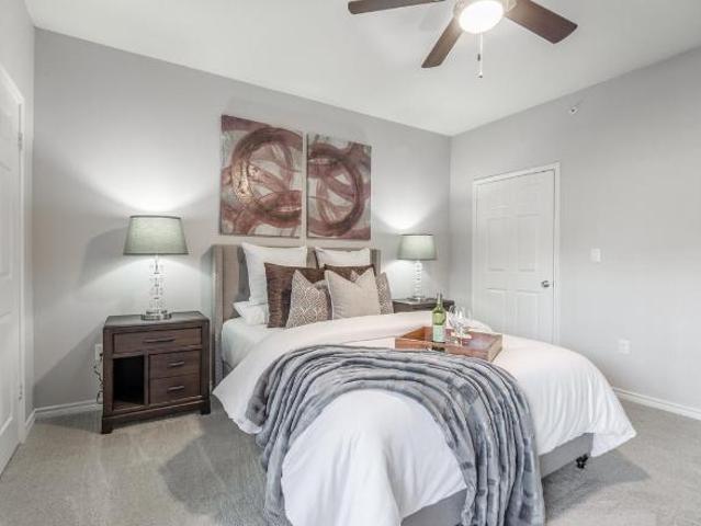 1 Br, 1 bath, Apartment 2201 Rockbrook Dr