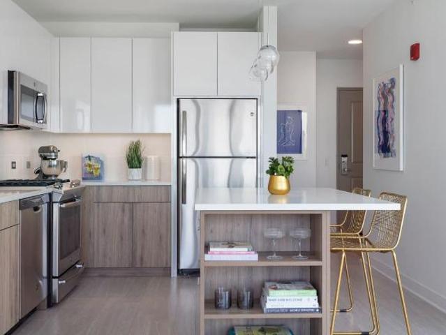 1 Br, 1 bath, Apartment 2345 N Lincoln Ave