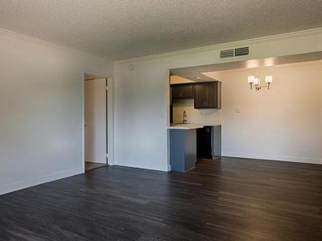 1 Br, 1 bath, Apartment 2354 W University Dr
