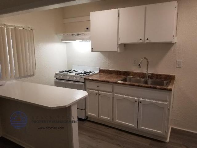 1 Br, 1 bath, Apartment 2305 Lemon Ave
