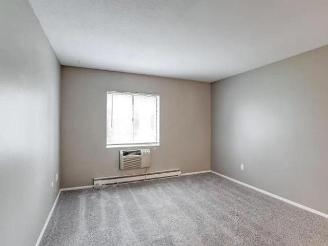 1 Br, 1 bath, Apartment 2323 Shoreland Ave