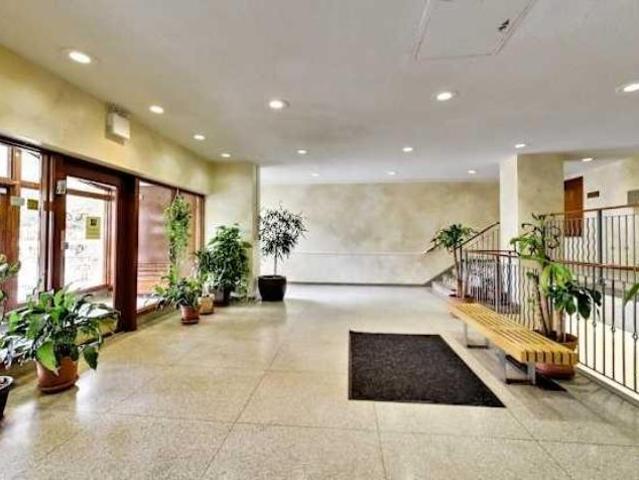 2 Br, 1 bath, Apartment 23 Lascelles Blvd