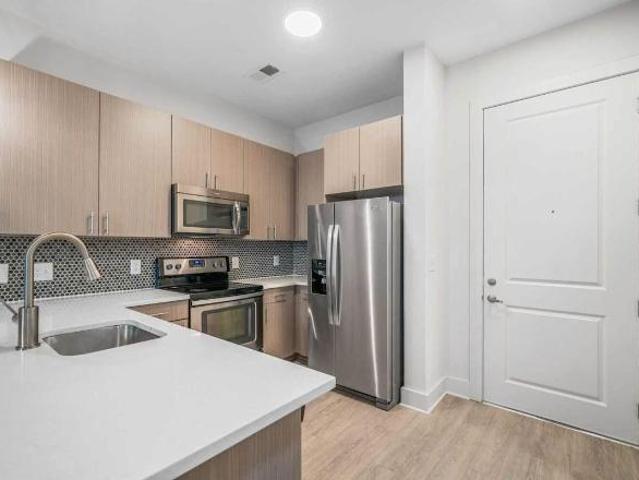 1 Br, 1 bath, Apartment 245 E Trinity Pl