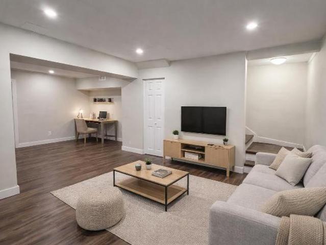1 Br, 1 bath, Apartment 246 Wharncliffe Rd S