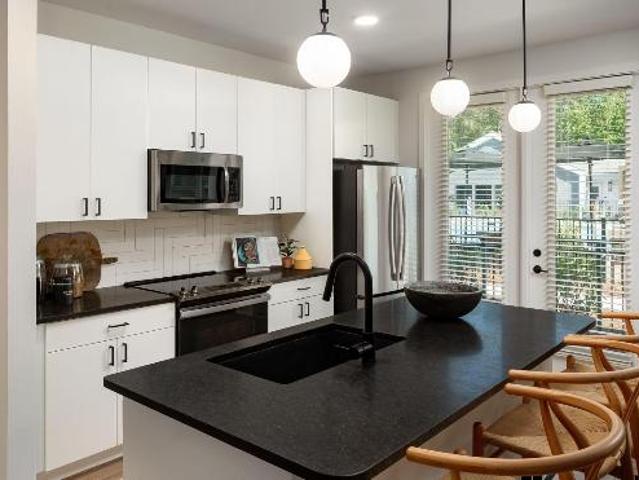 1 Br, 1 bath, Apartment 2403 Mall Dr