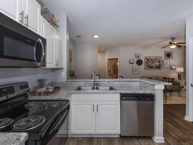 1 Br, 1 bath, Apartment 2400 Whitehall Estates Dr