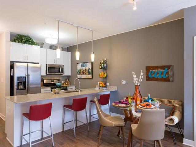 1 Br, 1 bath, Apartment 255 N Addison Ave