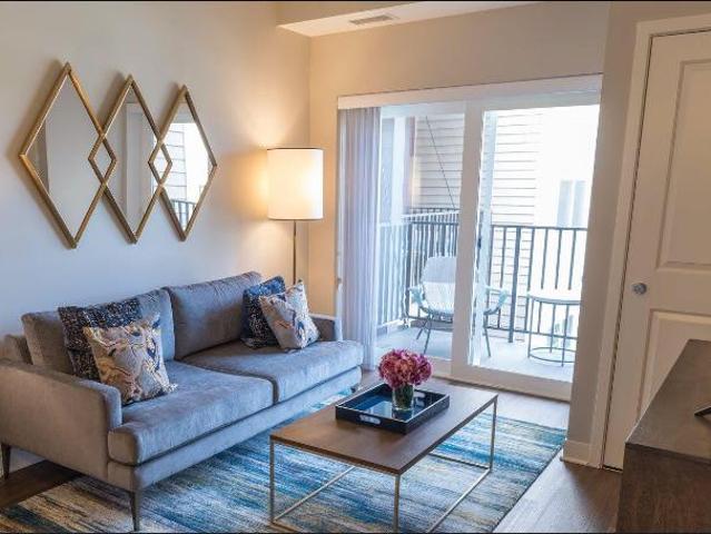 1 Br, 1 bath, Apartment 255 N Addison Ave