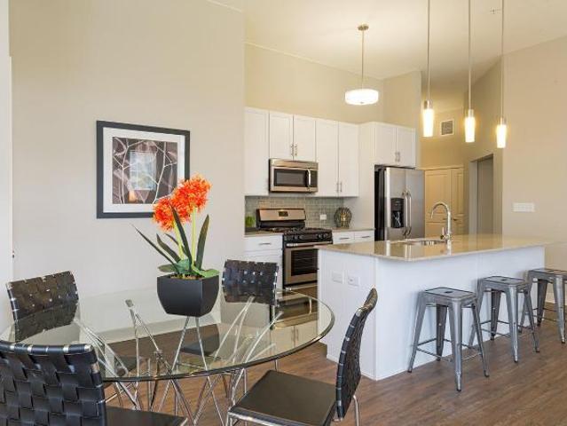 1 Br, 1 bath, Apartment 255 N Addison Ave