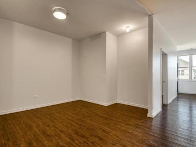 1 Br, 1 bath, Apartment 2500 N Clybourn Ave
