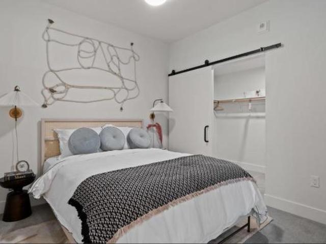 1 Br, 1 bath, Apartment 250 E Broadway