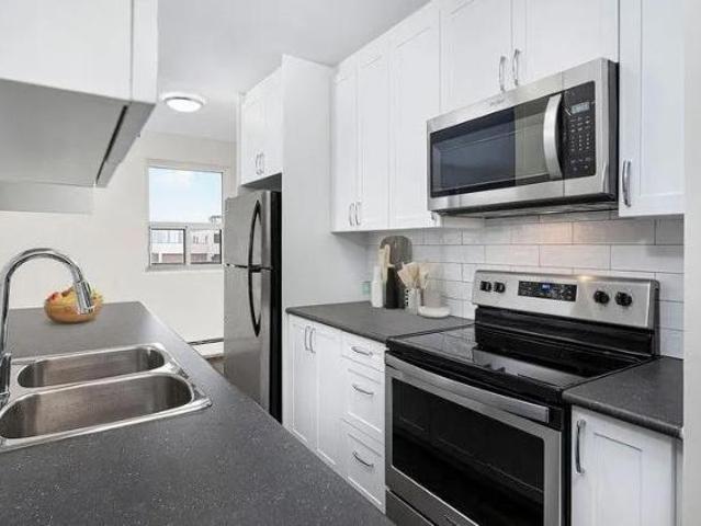 1 Br, 1 bath, Apartment 250 Roehampton Ave