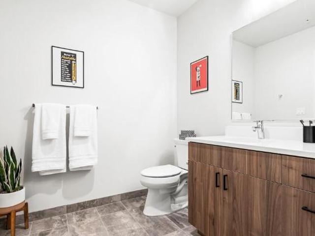1 Br, 1 bath, Apartment 2522 N Milwaukee Ave