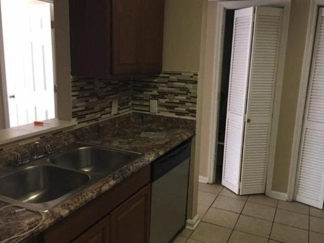 1 Br, 1 bath, Apartment 2727 W Walnut Hill Lane