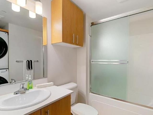 1 Br, 1 bath, Apartment 2821 NE Everett St
