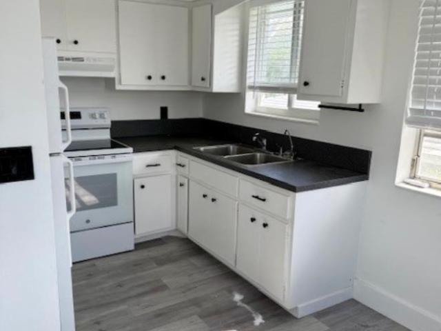 1 Br, 1 bath, Apartment 2837 Northeast 30th Street