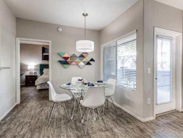 1 Br, 1 bath, Apartment 2902 W Sweetwater Ave