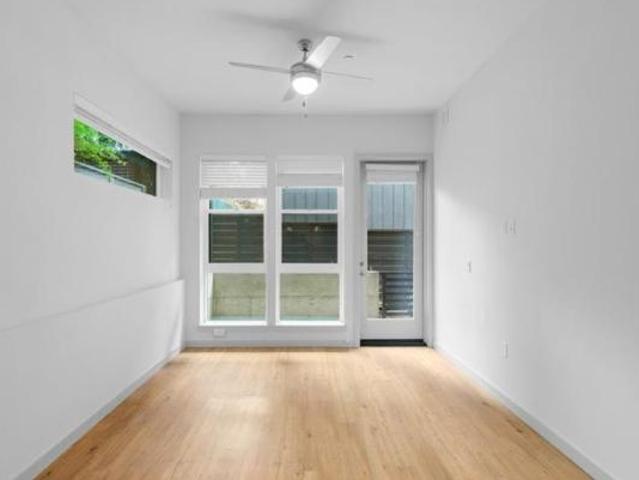 1 Br, 1 bath, Apartment 2929 SE Stark St