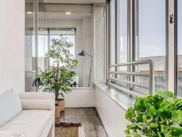1 Br, 1 bath, Apartment 300 N Akard St