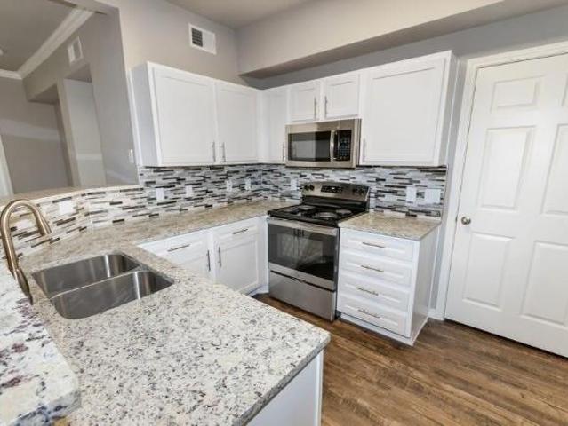 1 Br, 1 bath, Apartment 300 E Round Grove Road