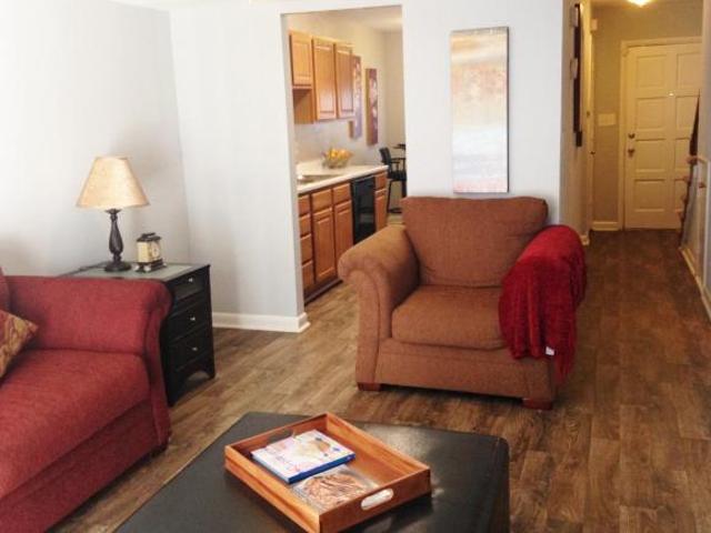 1 Br, 1 bath, Apartment 3217 Shamrock Dr