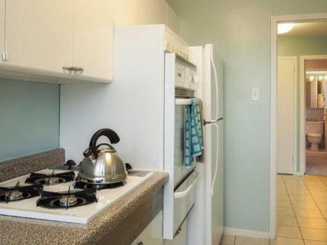 1 Br, 1 bath, Apartment 3233 S King Dr