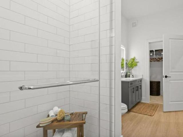 1 Br, 1 bath, Apartment 3311 Hood Ave