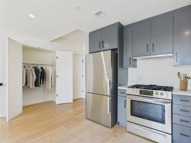 1 Br, 1 bath, Apartment 3400 Sunset Blvd