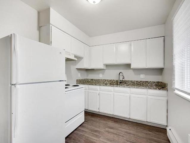 1 Br, 1 bath, Apartment 3500 North Tennyson Street