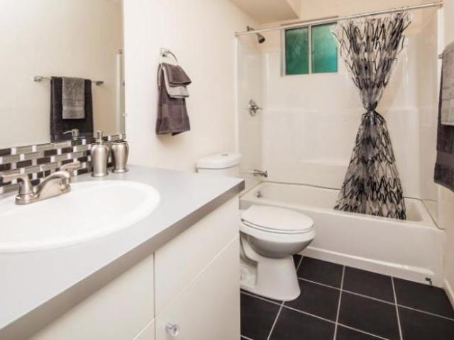1 Br, 1 bath, Apartment 365 W Pierson St