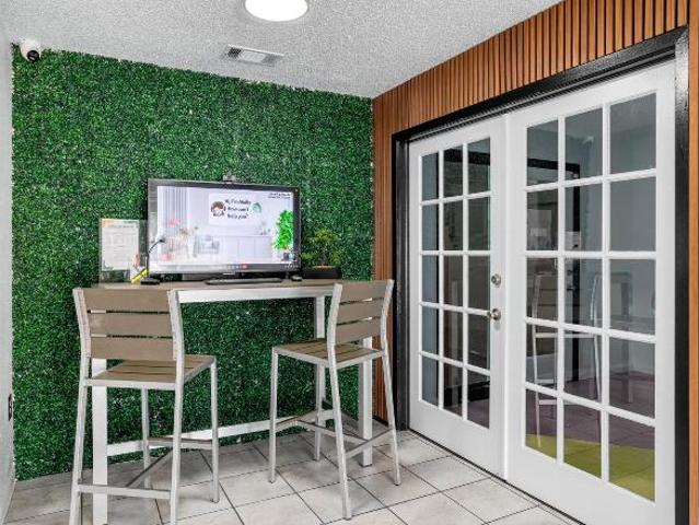 1 Br, 1 bath, Apartment 3708 S Douglas Ave