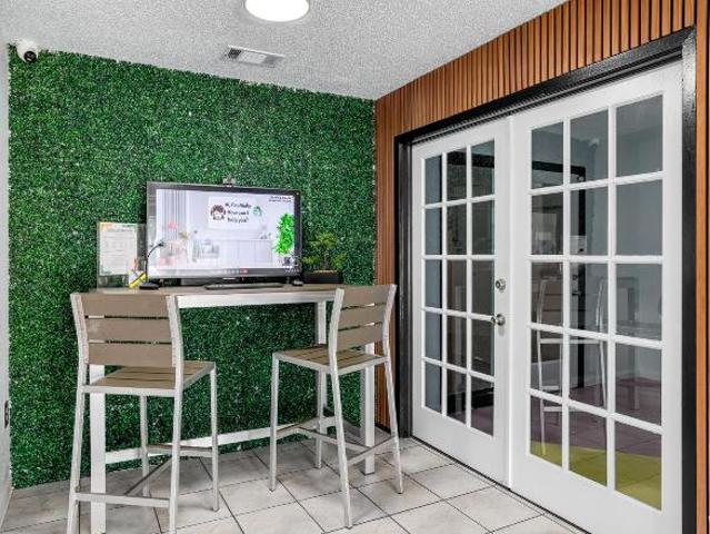 1 Br, 1 bath, Apartment 3708 S Douglas Ave
