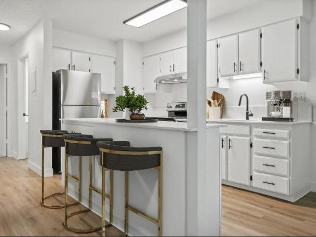1 Br, 1 bath, Apartment 3875 SW Lake Grove Ave