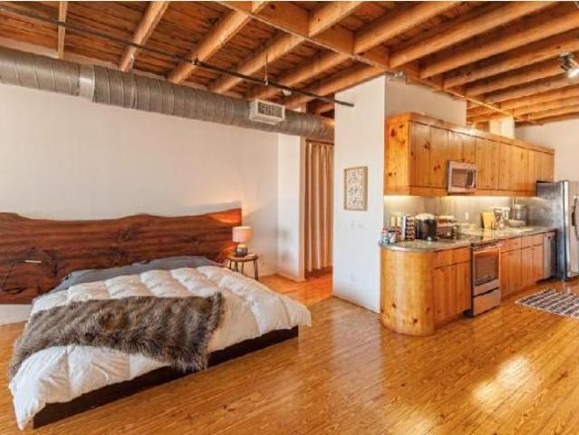 1 Br, 1 bath, Apartment 3800 Commerce Street