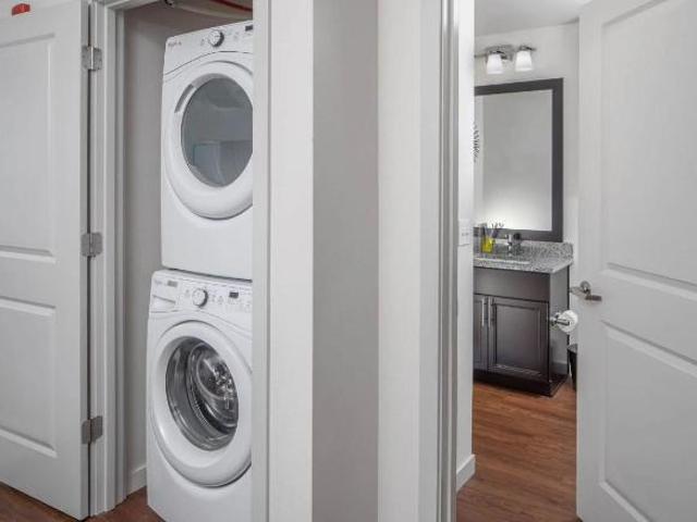 1 Br, 1 bath, Apartment 3833 S Bond Ave