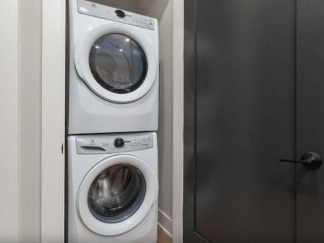 1 Br, 1 bath, Apartment 3905 Mahal Ave
