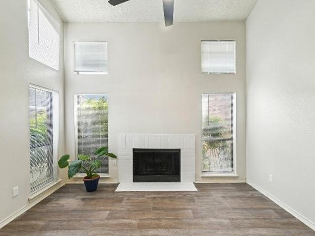 1 Br, 1 bath, Apartment 4047 Childress Ave