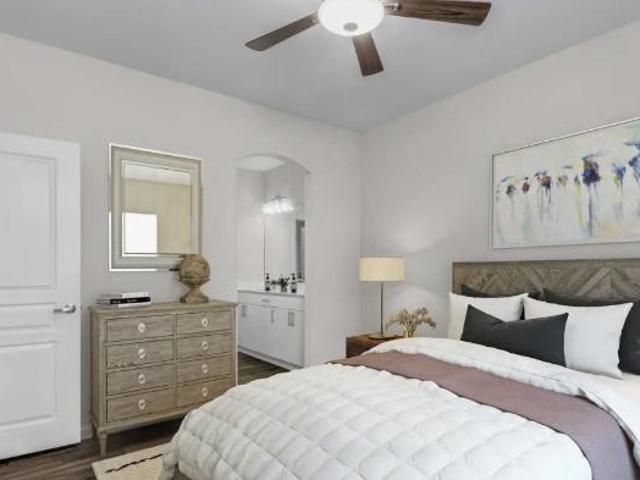 1 Br, 1 bath, Apartment 4000 Manor Club Dr