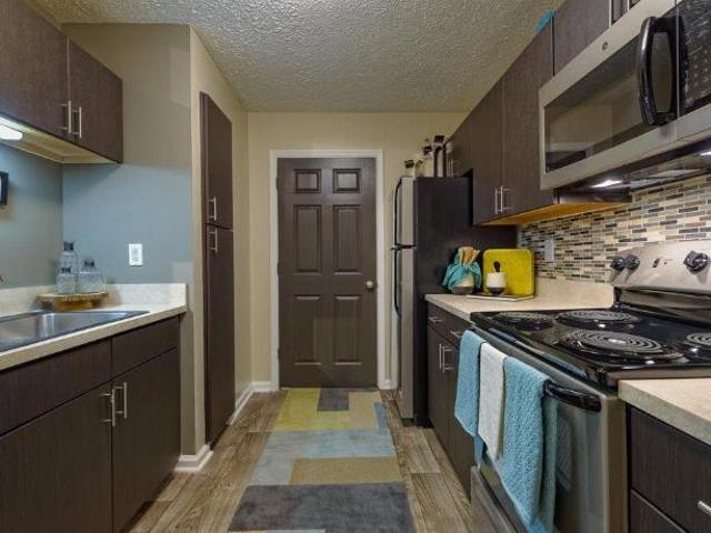 1 Br, 1 bath, Apartment 400 Central Park Pl NE