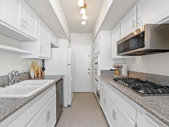 1 Br, 1 bath, Apartment 416 S Sherbourne 417 S Holt