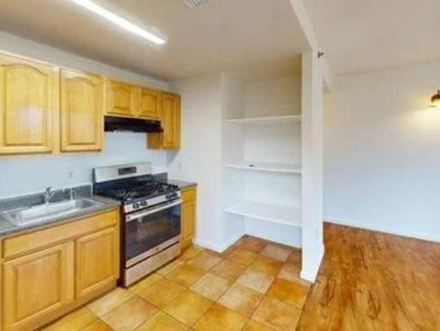 1 Br, 1 bath, Apartment 41 Lincoln Park