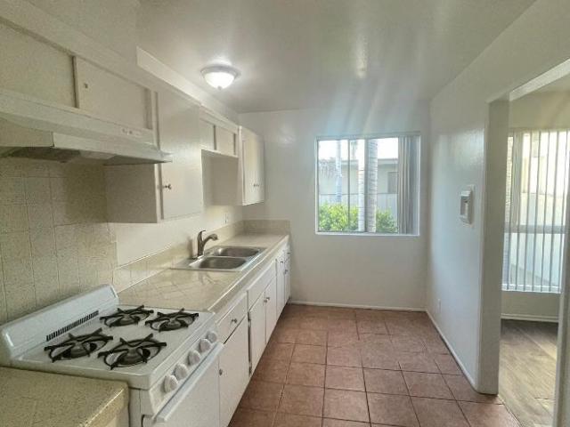1 Br, 1 bath, Apartment 4217 Carlin Ave
