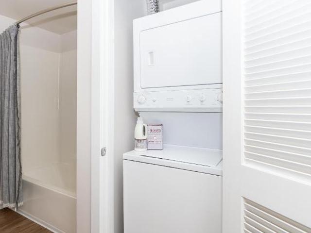 1 Br, 1 bath, Apartment 421 W Broadway