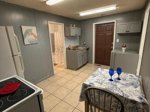 1 Br, 1 bath, Apartment 4235 Norwich Street Ext