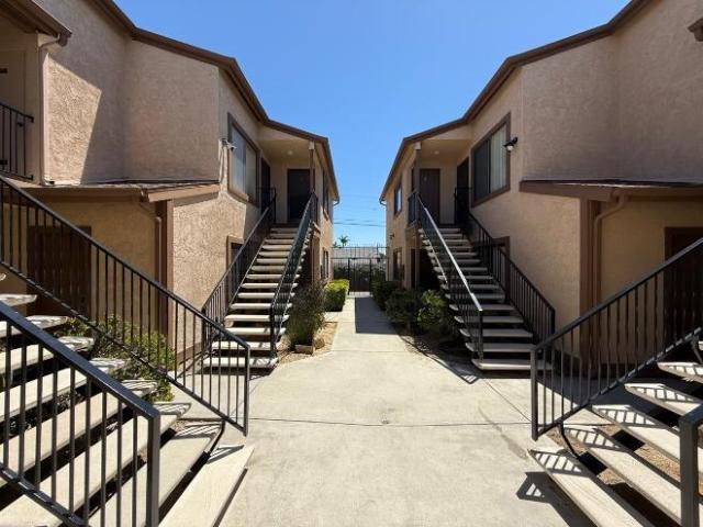 1 Br, 1 bath, Apartment 4455 & 4465 Cherokee Avenue